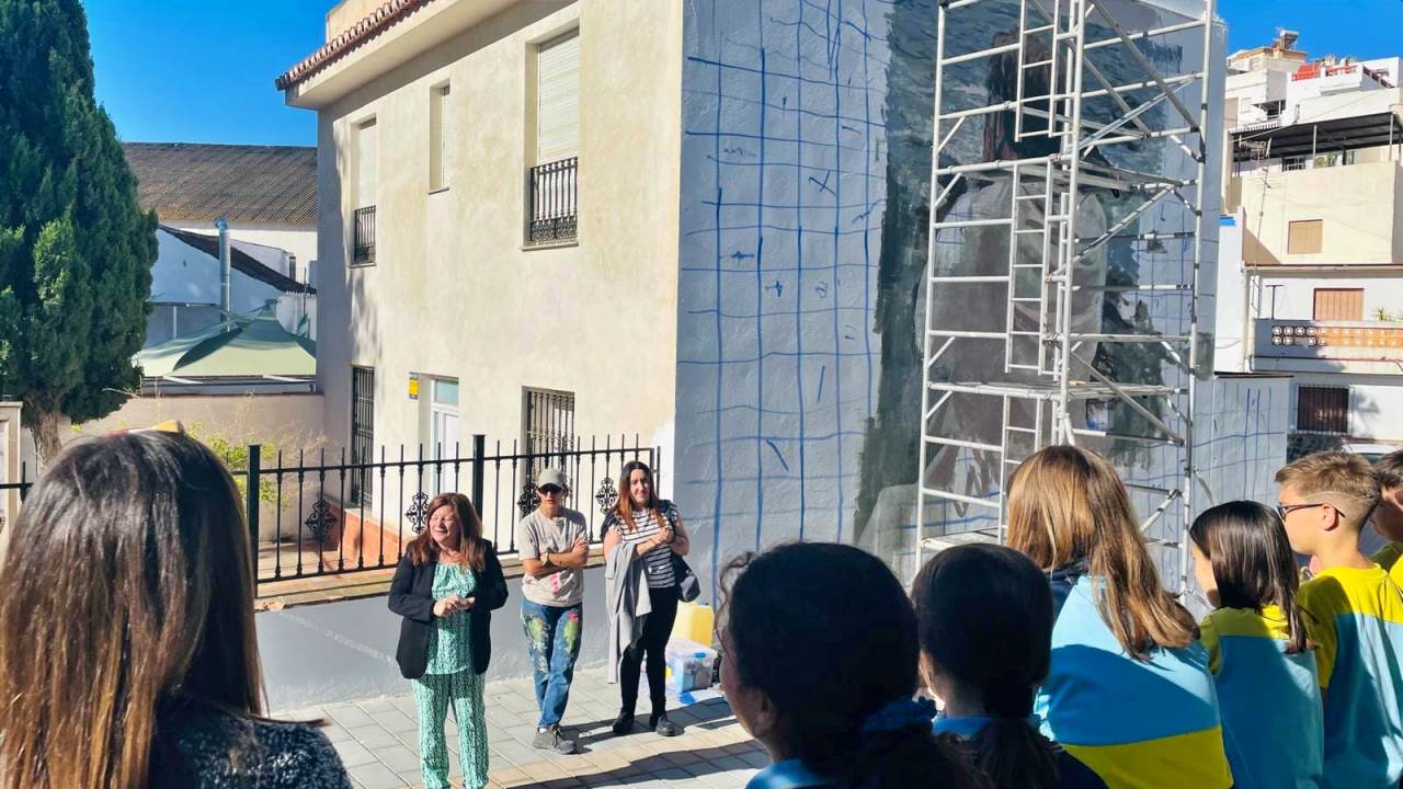 Ana Corazón prepara un mural que refleja el carácter y la idiosincrasia ...